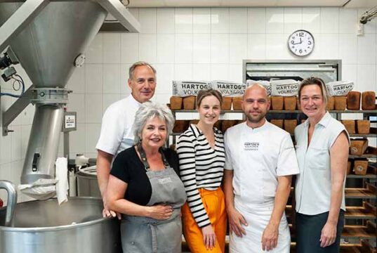 Hartog bakt nog altijd historisch brood | oost-online.amsterdam
